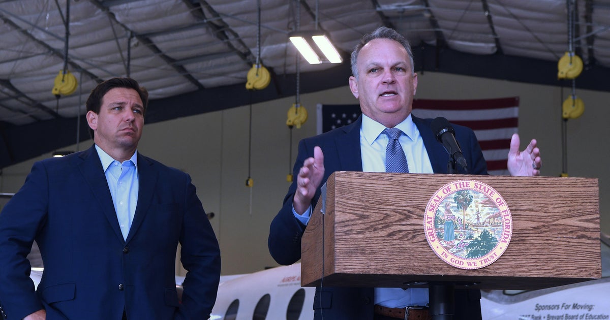 Masks ordered for most Florida students, defying DeSantis - CBS News