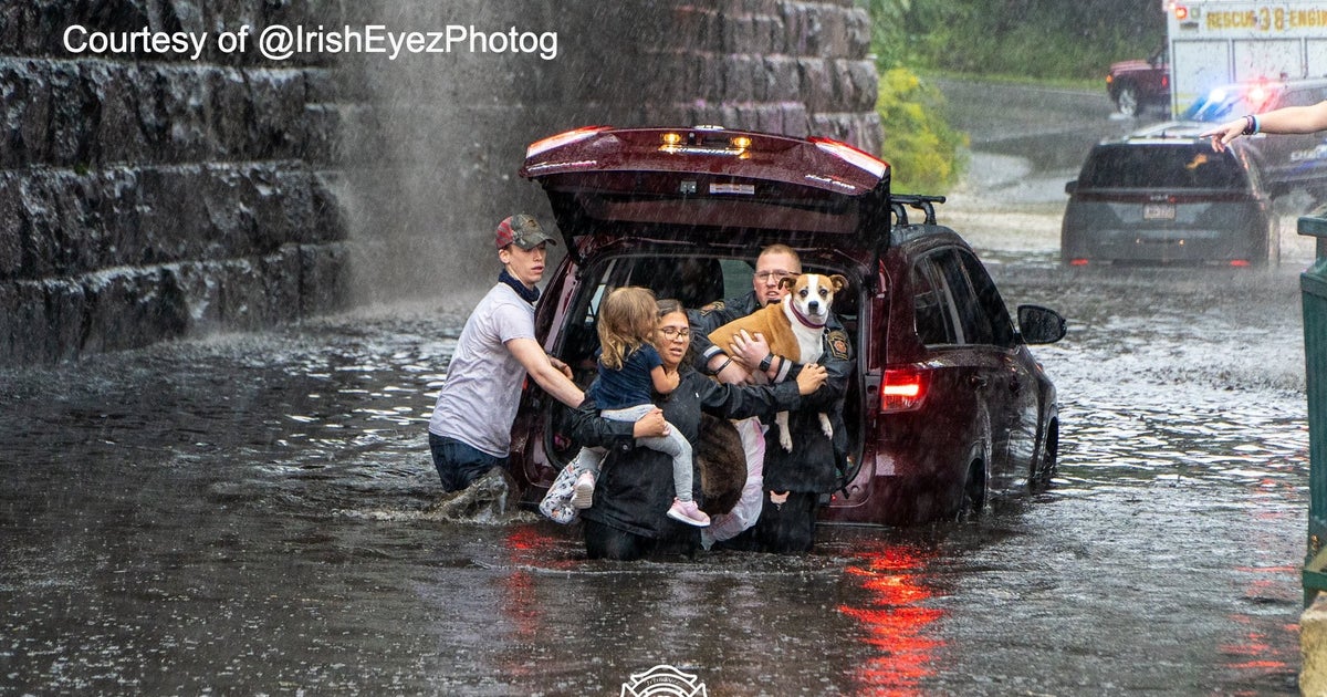 Photographer Captures Moment Pennsylvania State Trooper Rescues Family ...