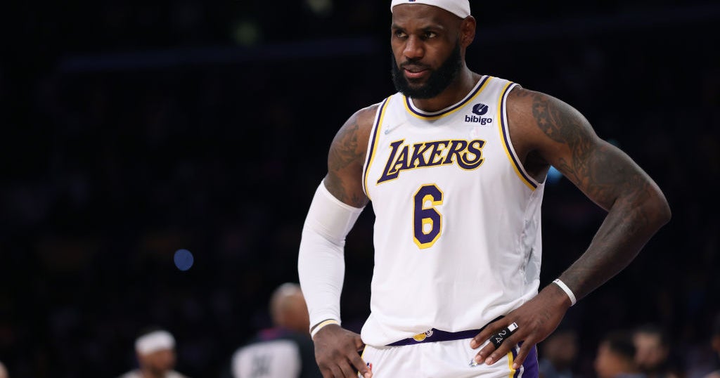 'LeClone': Fans Dumbfounded By Timely Photo Of LeBron James In Front Of ...