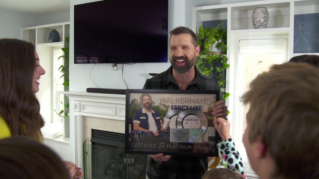 "Fancy Like": Walker Hayes' ode to Applebee's - CBS News