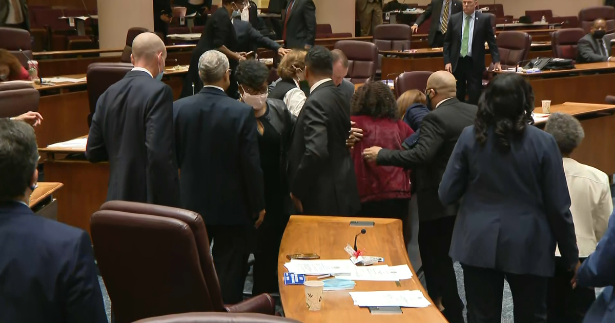 Ald. Carrie Austin Slumps Over During Chicago City Council Meeting ...