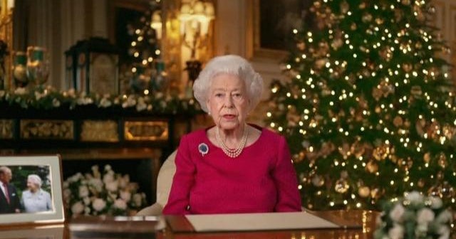 Pope, Queen Elizabeth deliver annual holiday messages - CBS News