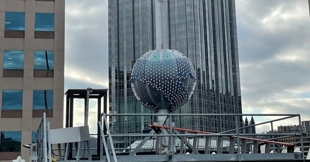 Crews Prepare To Raise Future Of Pittsburgh Ball At Midnight - CBS ...