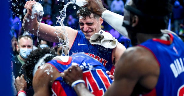 Pistons Edge Spurs 117-116 In OT - CBS Detroit