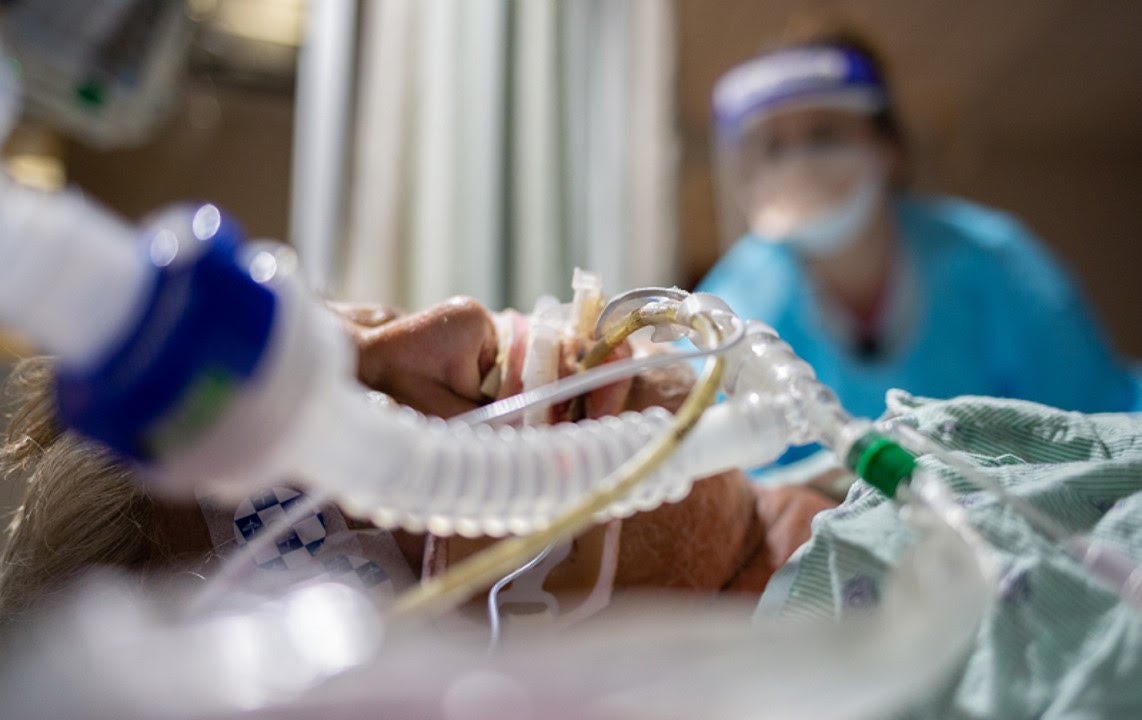 Photojournalist-turned-nurse captures COVID patients' intimate moments ...