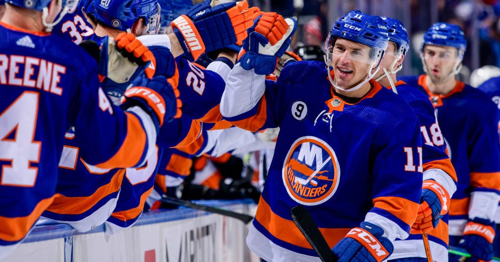 Parise's 3rd-Period Goal Lifts Islanders Past Flyers - CBS New York
