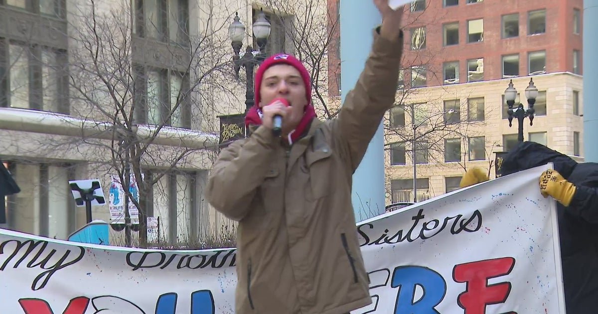 Protesters Oppose Vaccine And Mask Mandates - CBS Chicago