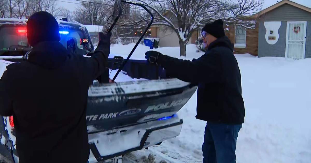 Chicago Weather Alert: Police Help Clear Snow From Outside Seniors ...