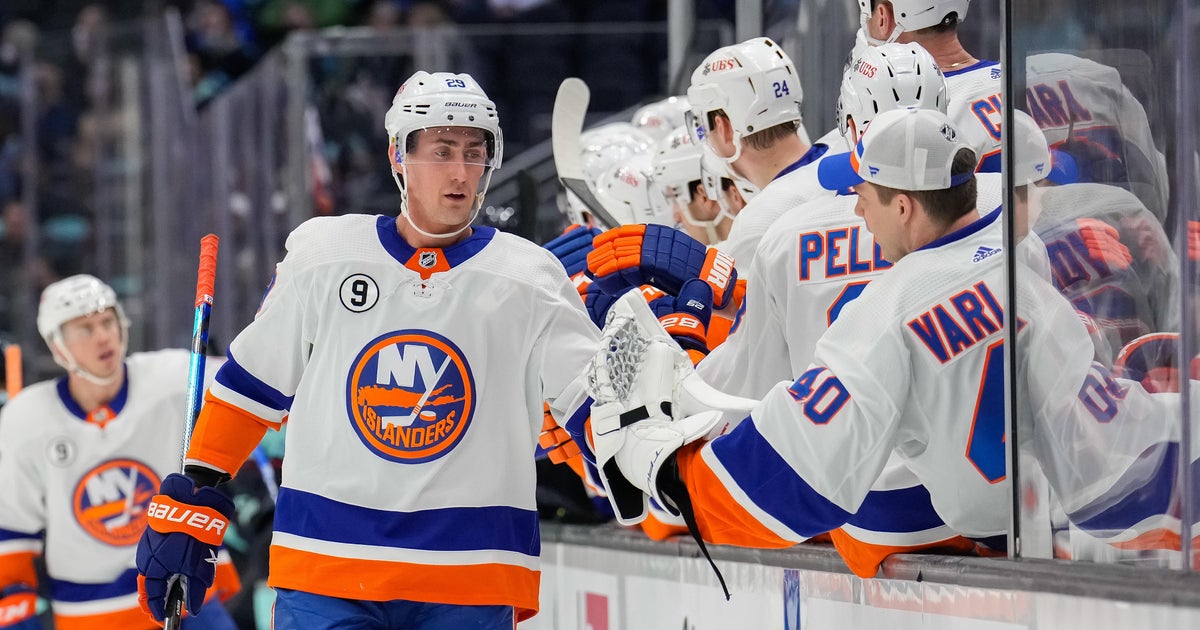 Zach Parise scores twice, Islanders topple tired Kraken - CBS New York