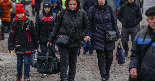 Ukrainian citizens flee to Poland as conflict with Russia continues ...