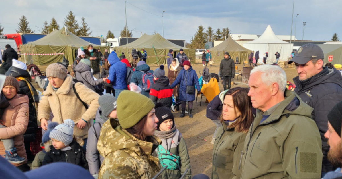 CBS News exclusive video: Pence visits Ukraine border - CBS News