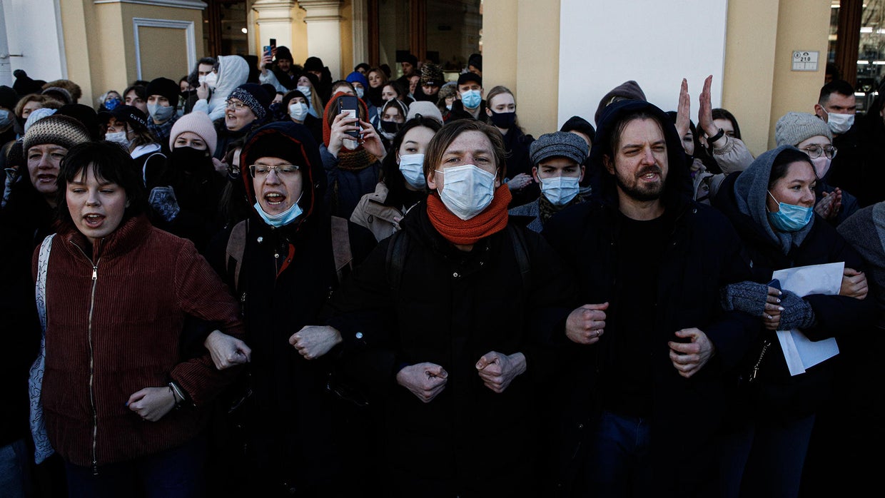 Protesters in Russia risk arrest to speak out against Putin's war - CBS ...