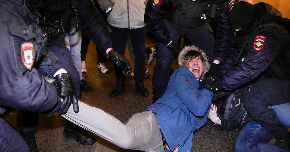 Protesters in Russia risk arrest to speak out against Putin's war - CBS ...