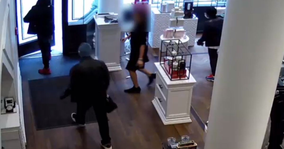 Caught on video: Manhattan beauty spa robbed in broad daylight - CBS ...