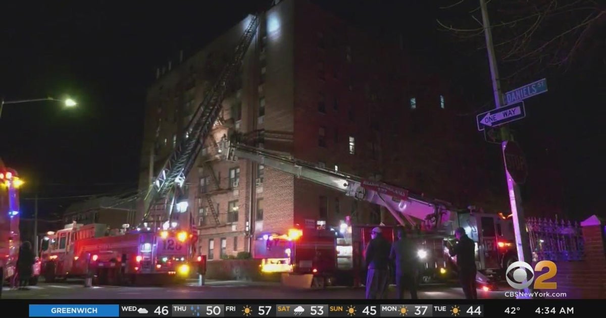 4 hurt in overnight fire in Queens - CBS New York