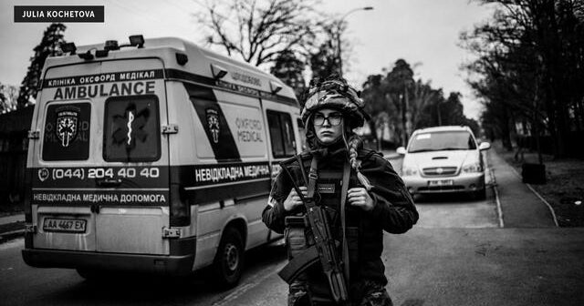 Ukrainian photographer gives firsthand look at war in Ukraine - CBS News