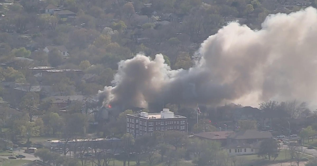 Dallas firefighters battle North Oak Cliff apartment fire - CBS Texas
