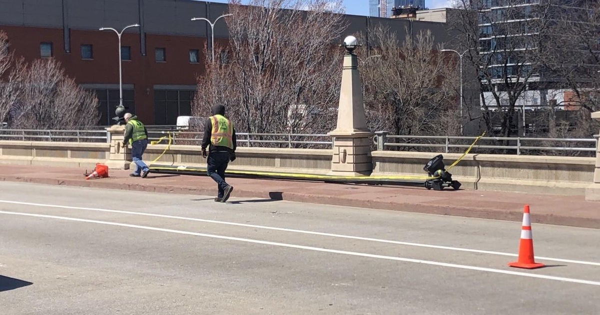 Light pole falls in South Loop amid strong winds - CBS Chicago