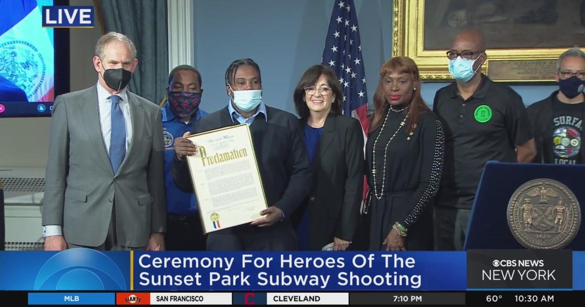 Mayor Adams, MTA honor transit heroes - CBS New York