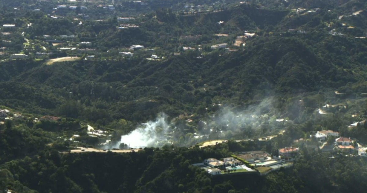 Firefighters battle brush fire in Beverly Crest - CBS Los Angeles