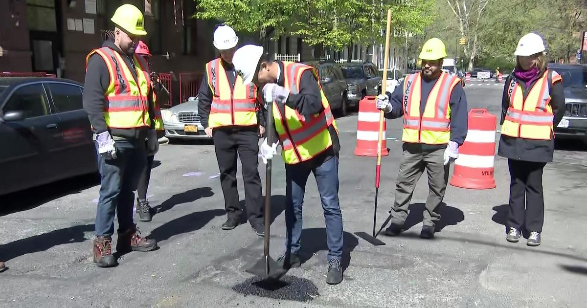 Pothole blitz underway across New York City for second weekend - CBS ...