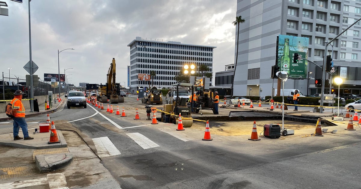 Water main breaks shuts down Sepulveda near LAX - CBS Los Angeles