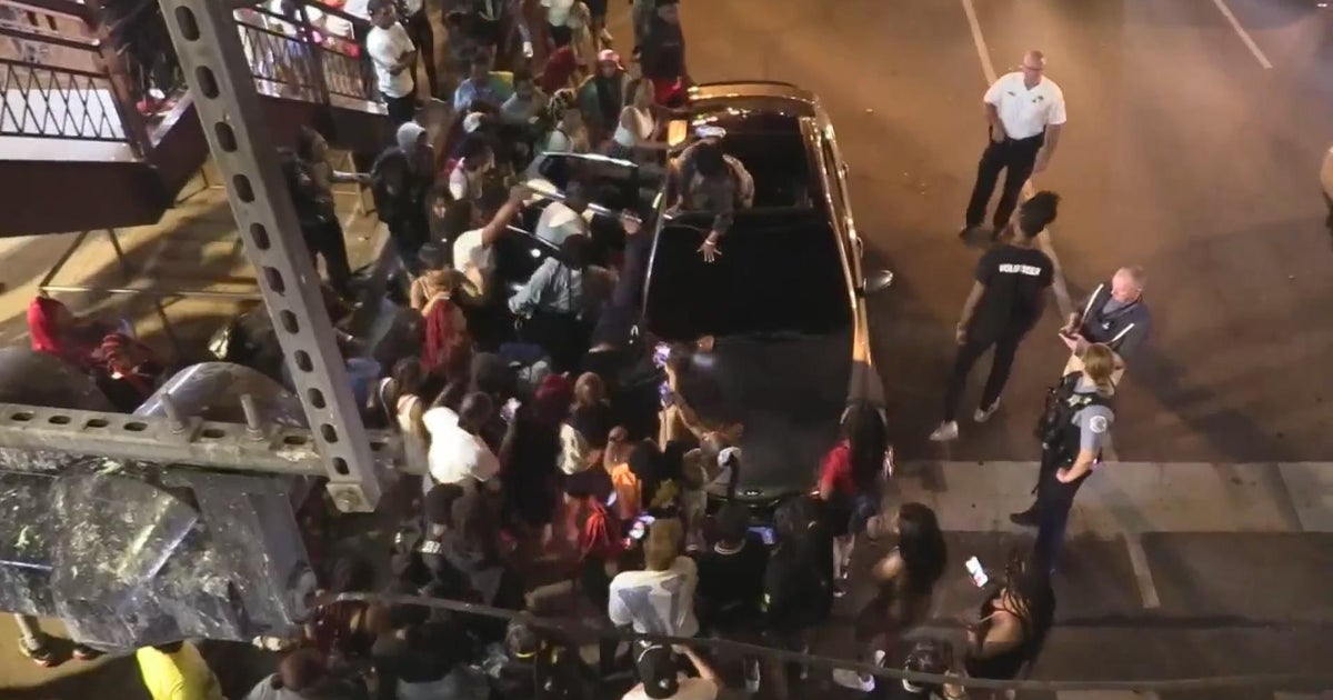 Curfew in place after violent downtown evening - CBS Chicago