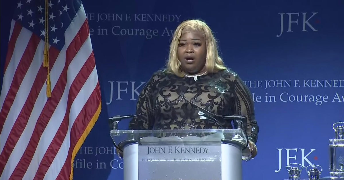 Poll worker Shaye Moss among 5 honored with JFK Profile in Courage ...