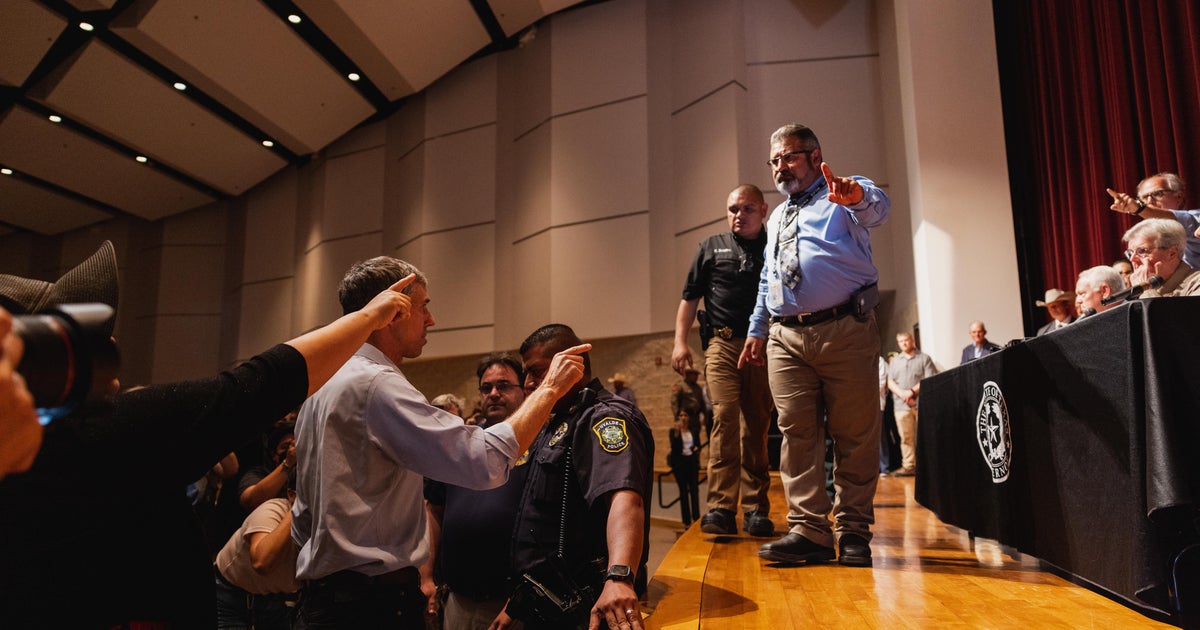 Beto O'Rourke interrupts Greg Abbott at school shooting press conference: "You are doing nothing ...