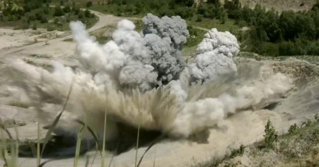 Ukrainian bomb disposal technicians detonate Russian munitions - CBS News