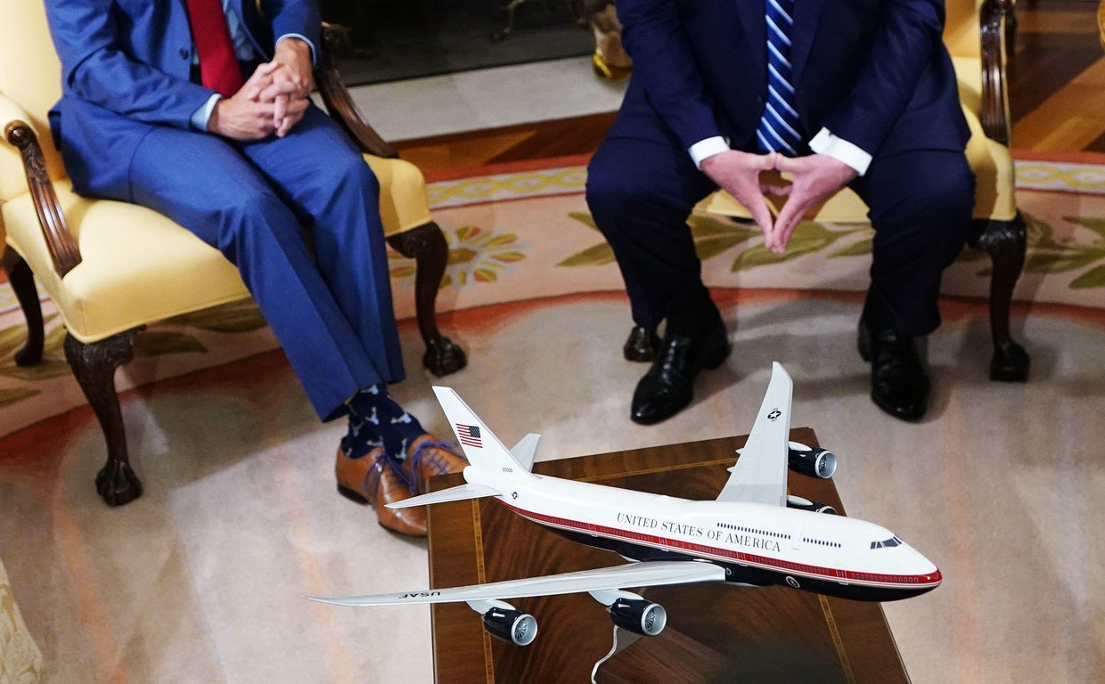 Trump's Air Force One paint scheme scrapped - CBS News