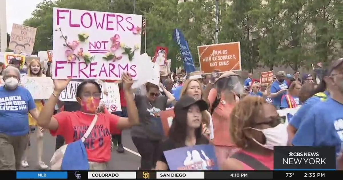 Protesters march across Brooklyn Bridge in March for Our Lives rally ...
