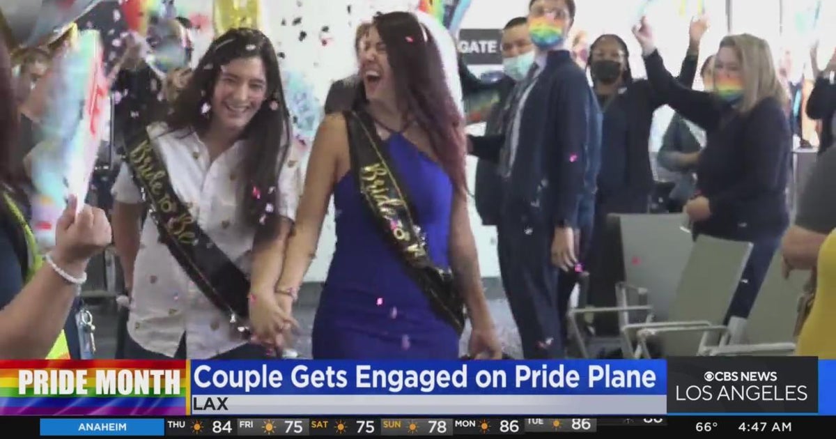 Love in the Air: Flight attendant, pilot get engaged in the air on ...