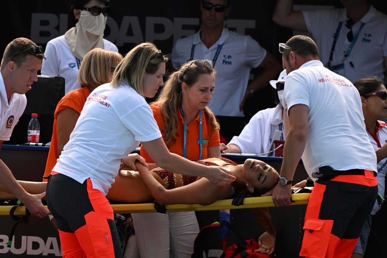 U.S. swimmer Anita Alvarez saved by coach Andrea Fuentes after fainting ...