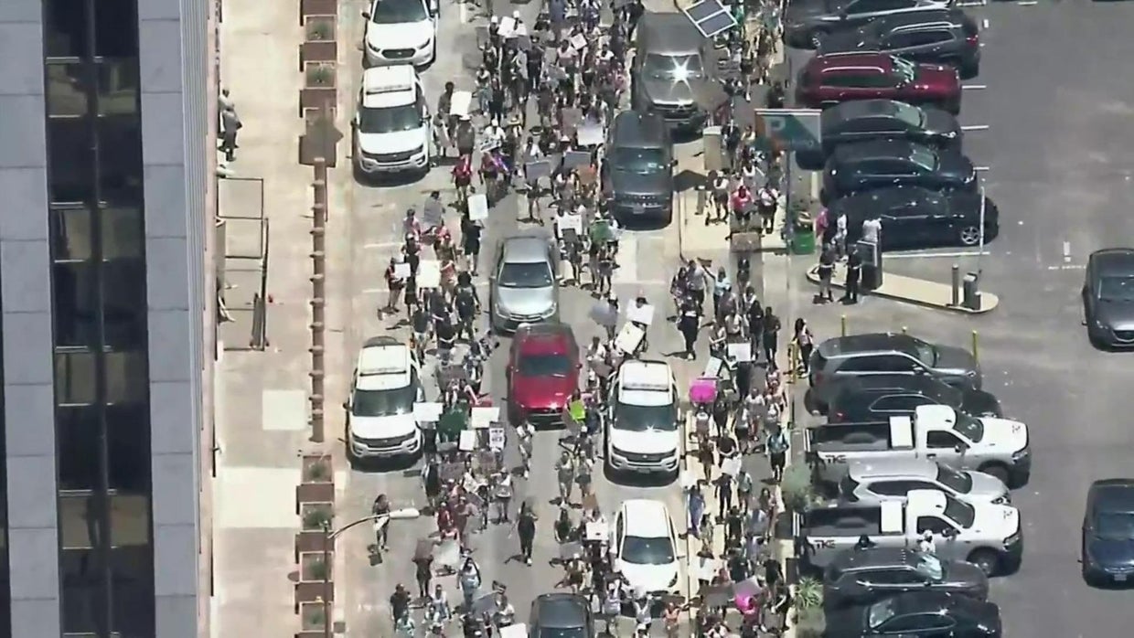 Protestors march in support of abortion rights in Dallas - CBS Texas