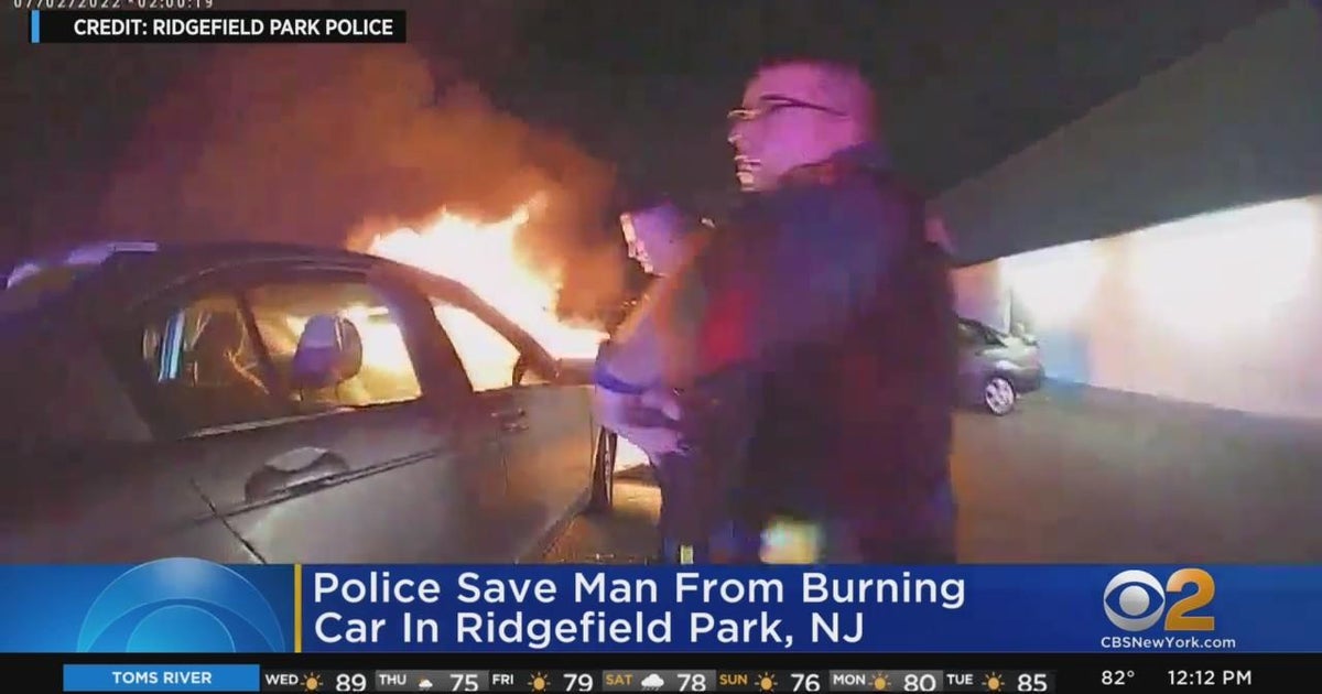 Police save man from burning car - CBS New York