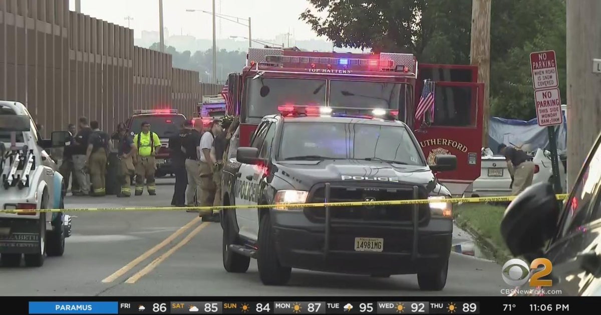 1 dead, 3 hurt in single car crash in Rutherford, New Jersey - CBS New York