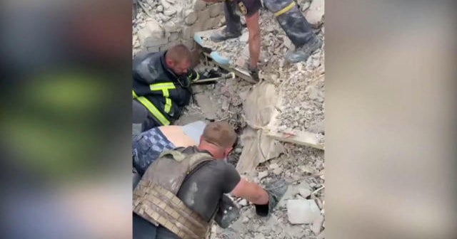 Man pulled from rubble after rocket attack in Ukraine - CBS News