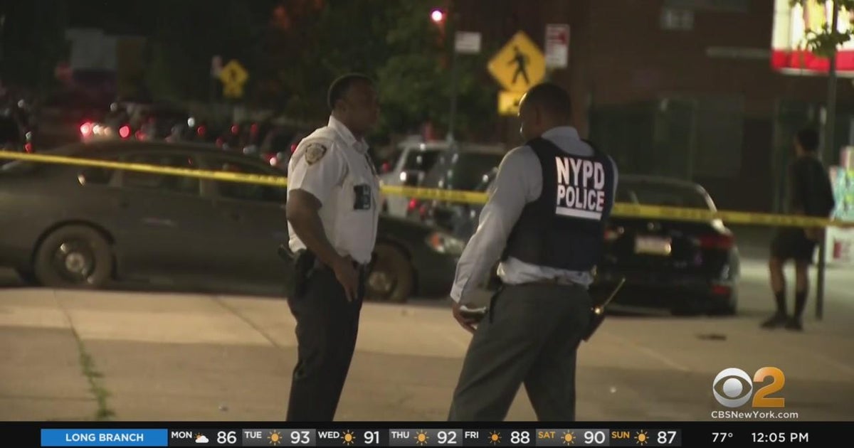 Mother, teenage daughter caught in Bronx shooting - CBS New York