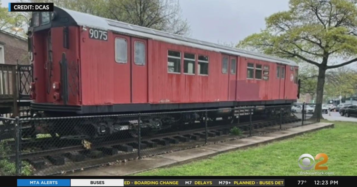 Vintage subway car sells for $235,700 - CBS New York