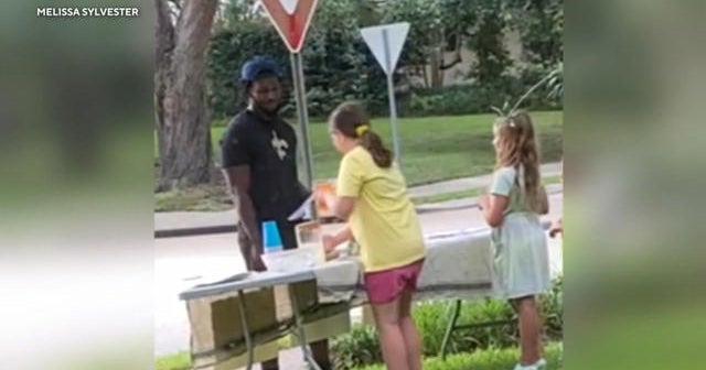 Heartwarming moment at lemonade stand goes viral and helps family make ...
