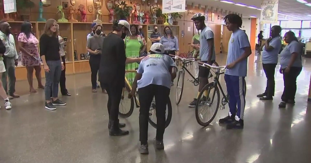 Greencorps Chicago Youth students help assemble bikes for city's ...