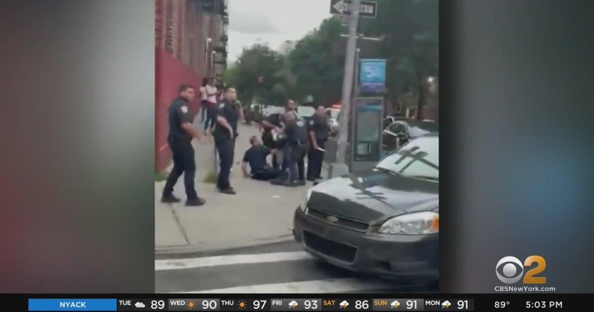 Video Shows Crowd Throwing Bottles At Cops In The Bronx Cbs New York