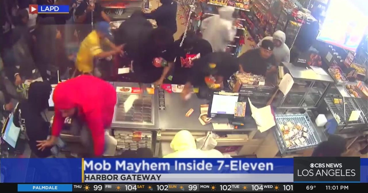 Mob Loots Harbor Gateway 7 Eleven Cbs Los Angeles