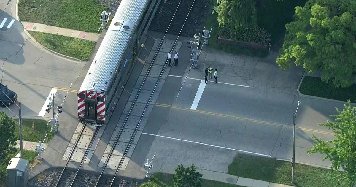 Metra train hits pedestrian in Highland Park - CBS Chicago