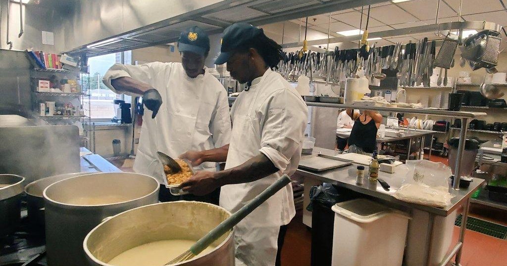 UNC linebacker David Hoage pursues culinary passion while performing on ...