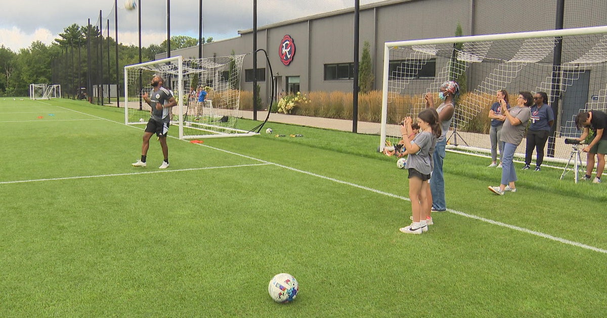 Nonprofit helps young cancer survivors explore photography at New ...