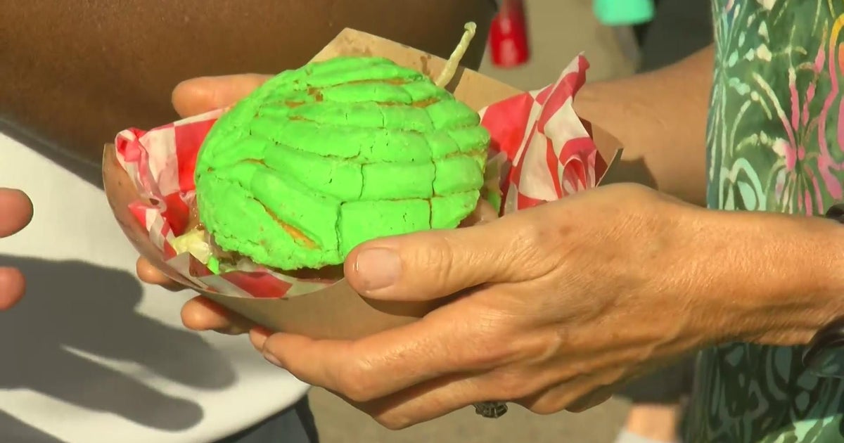 Checking out the fair's Concha Bacon Burger - CBS Minnesota