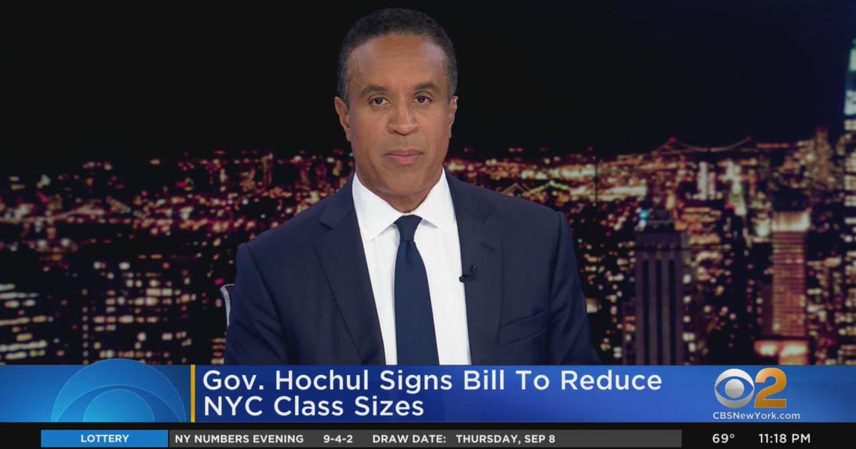 Gov. Hochul signs bill to reduce NYC class sizes - CBS New York