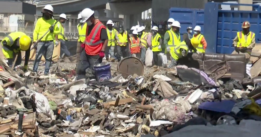 Crews step up cleaning operation at Oakland homeless camp - CBS San ...